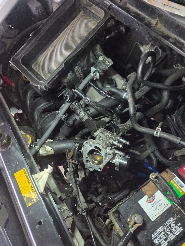 Vacuum leak? Help and tips need it to pin point the issue ...